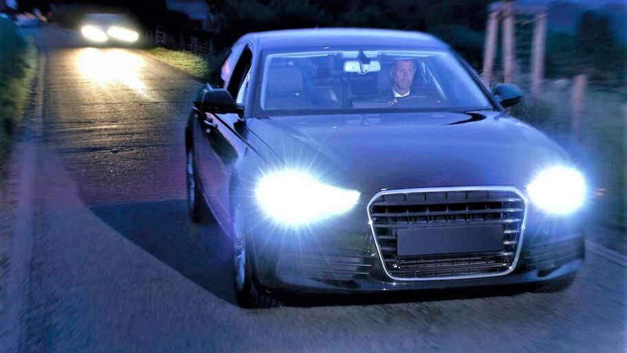Por qué no es bueno reemplazar las luces originales de los automóviles