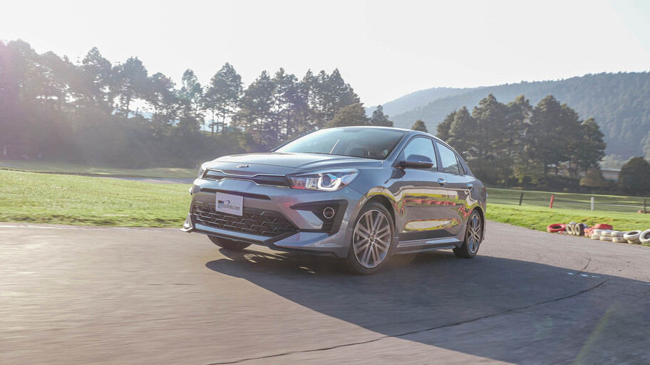 KIA Rio Sedán 2021 a prueba, ligero rediseño y mejorado equipamiento